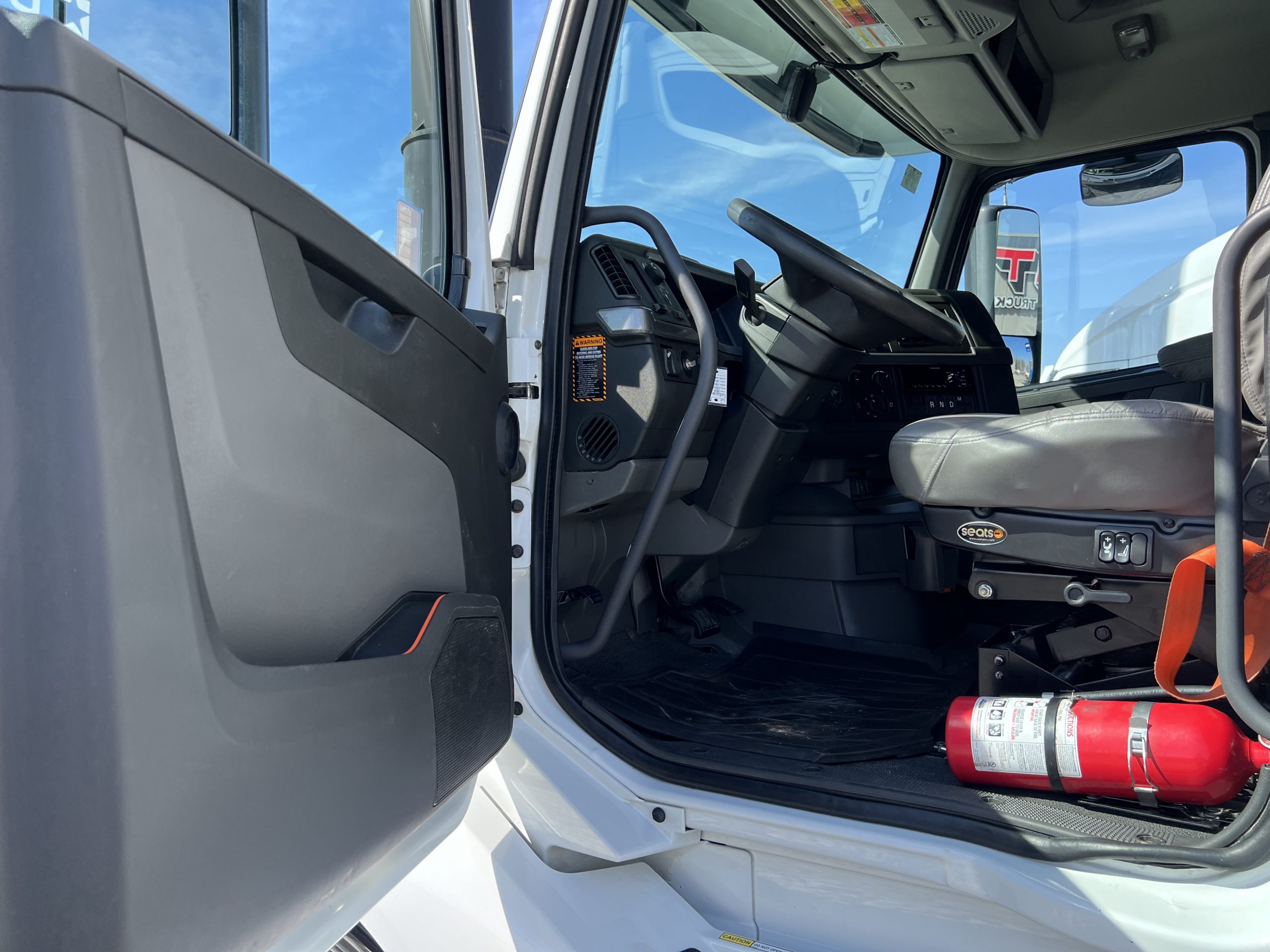 2022 Volvo 780 Windshield