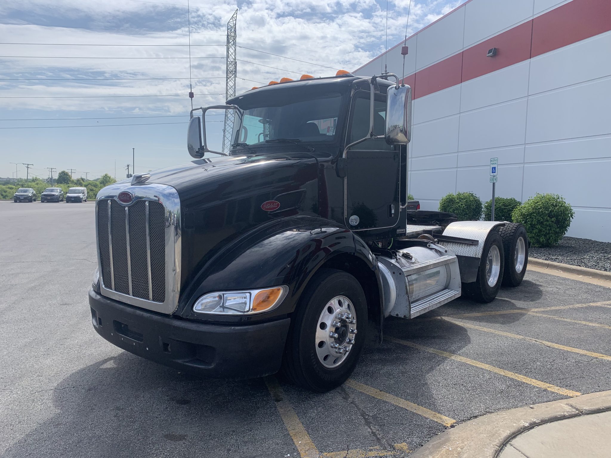 2013 PETERBILT 384 - CIT Trucks
